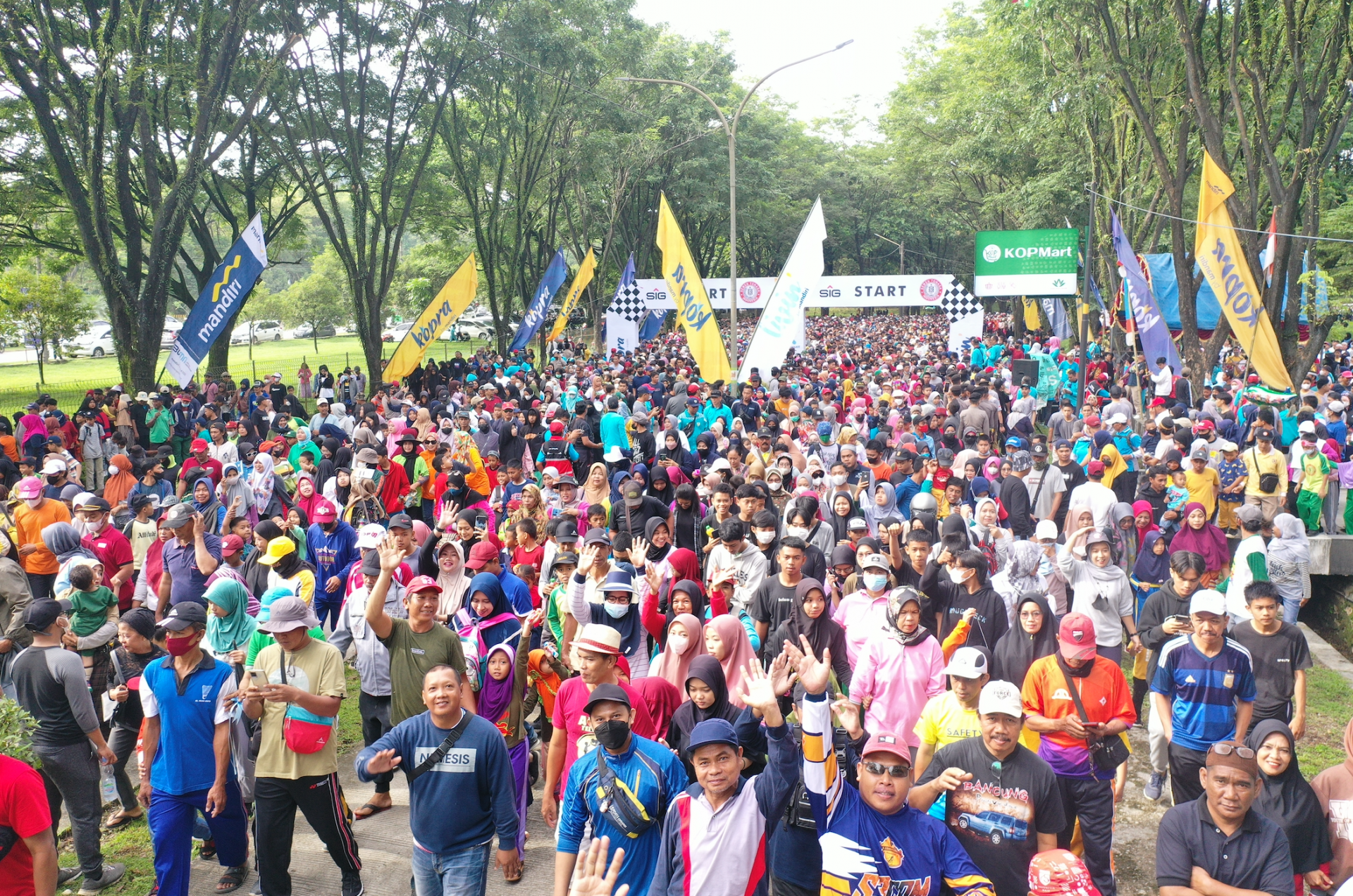 Semarak HUT ke-54, Fun Walk Semen Tonasa Banjir Peserta