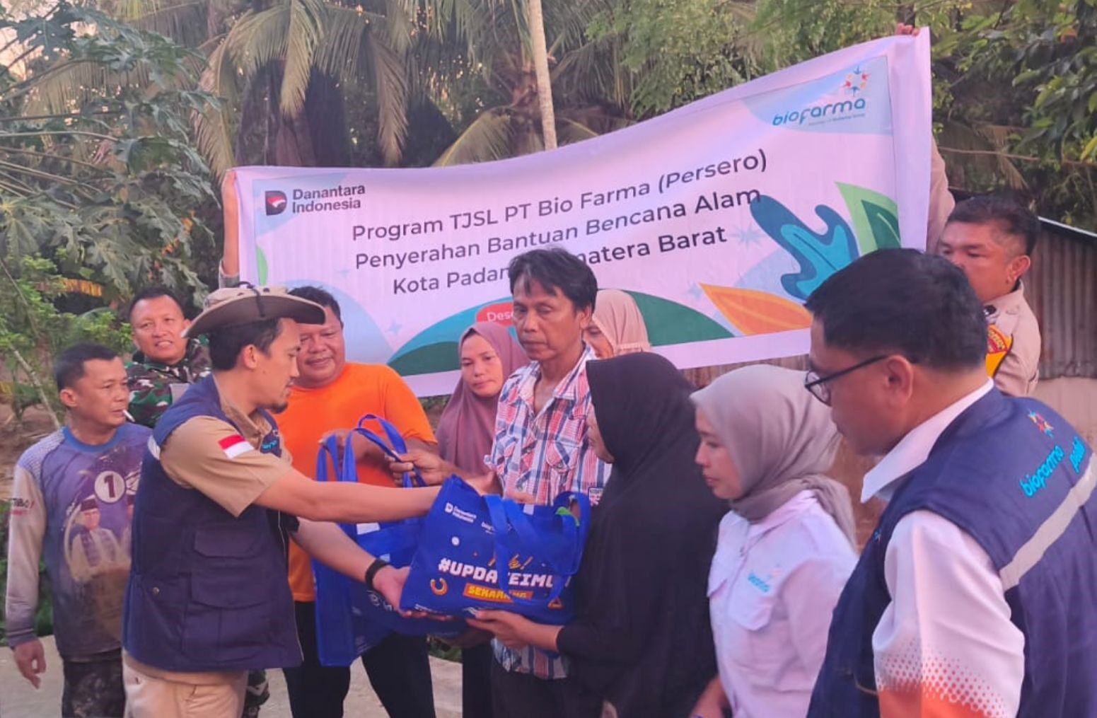 Bio Farma Group Salurkan Bantuan untuk Korban Banjir Bandang dan Tanah ...